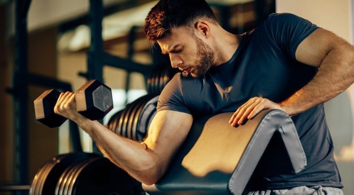 Koncentrált bicepsz gyakorlat | Így végezzük helyesen - MYPROTEIN™