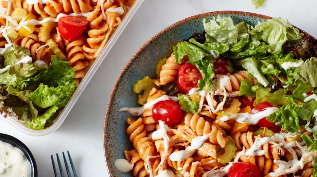Salada com massa de frango búfalo | Três porções para bulking - MYPROTEIN™